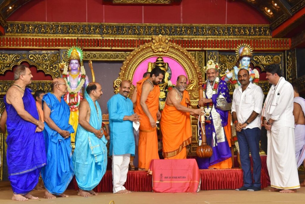 Udupi Puttige Mutt seer Suganyandra Tirtha Swami says, let Lord Krishna ...
